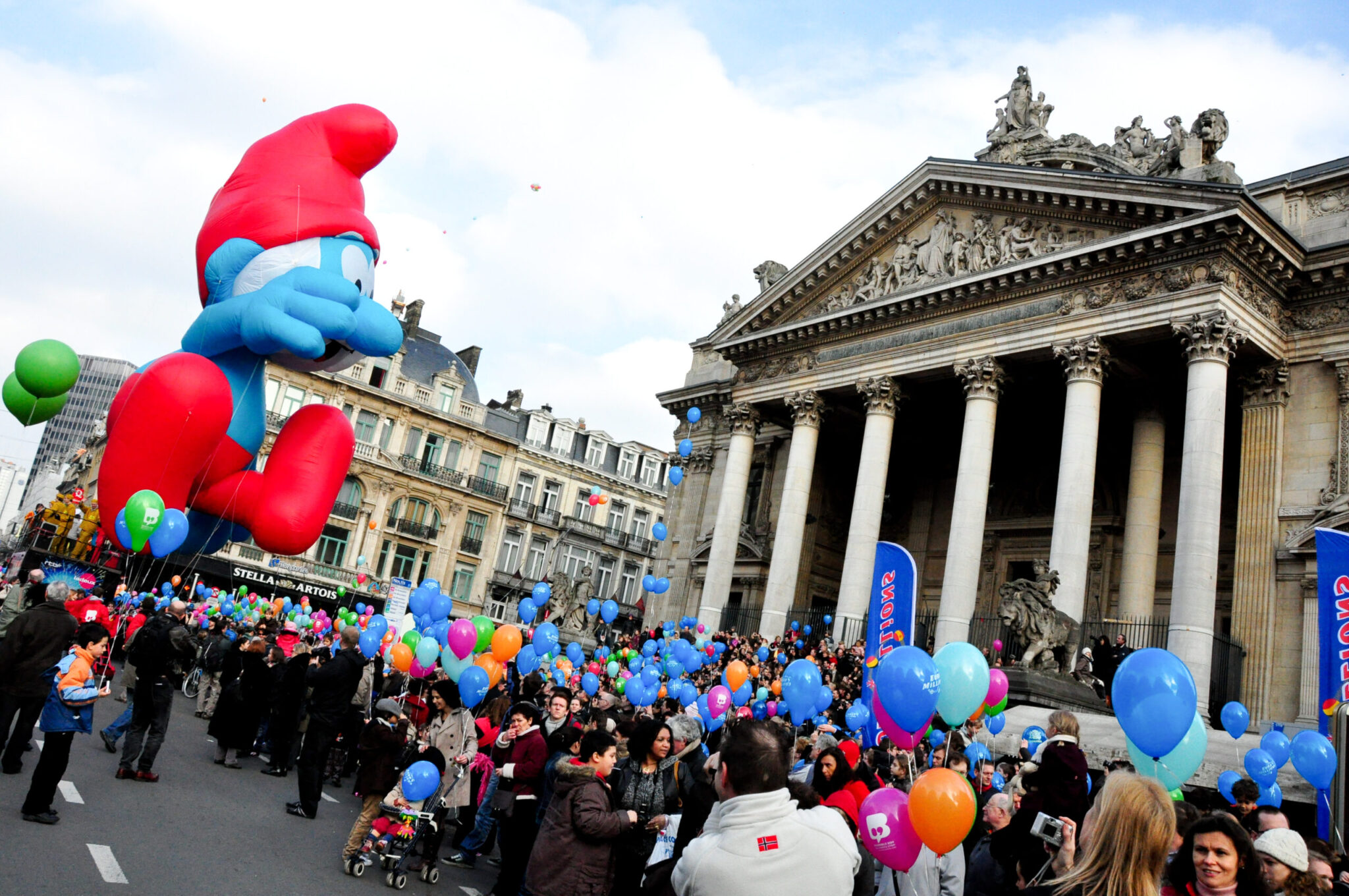 Papa Smurf Parade Balloon - Fabulous Inflatables, Smurfs Helium Parade