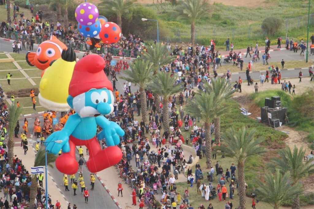 Papa Smurf Parade Balloon - Fabulous Inflatables, Smurfs Helium Parade